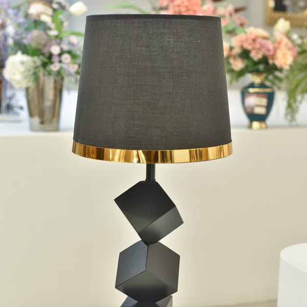 Wooden triangle table lamp – hiramanilight